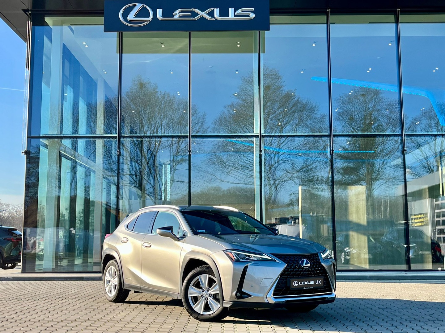 Oferta samochodu Lexus UX 2.0 Hybryda 2019 119 900 zł brutto Lexus ...